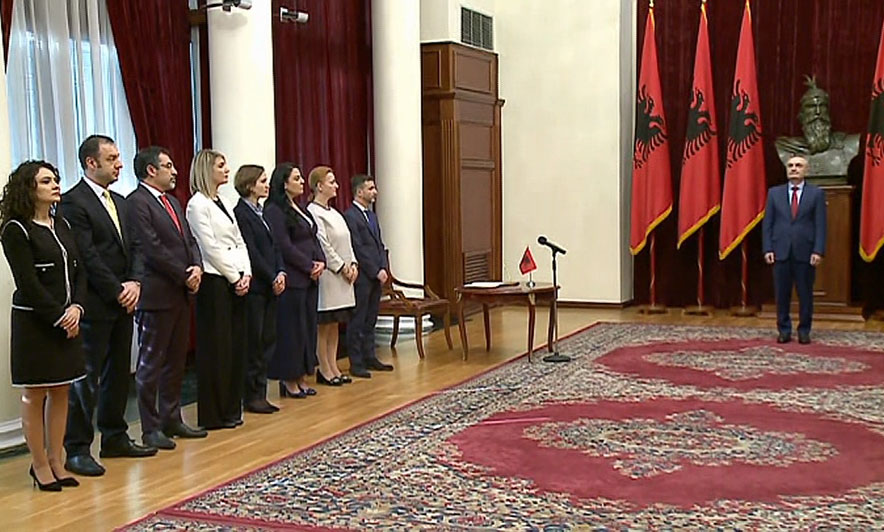 Ministrat e rinj betohen para Presidentit të Republikës Ministrat e rinj betohen para Presidentit të Republikës