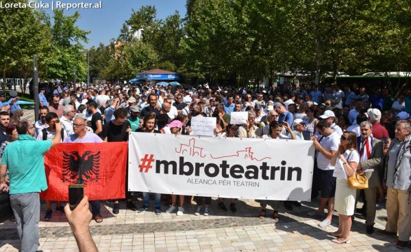 Vazhdon protesta për Teatrin Kombëtar në Tiranë Vazhdon protesta për Teatrin Kombëtar në Tiranë