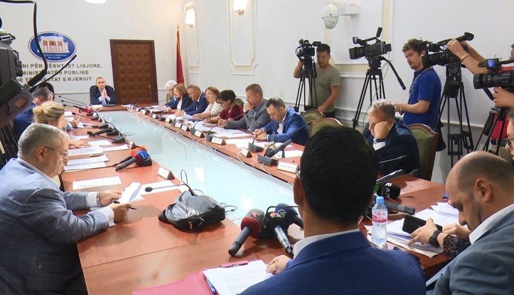 Komisioni i Ligjeve rrëzon dekretin e Metës Komisioni i Ligjeve rrëzon dekretin e Metës