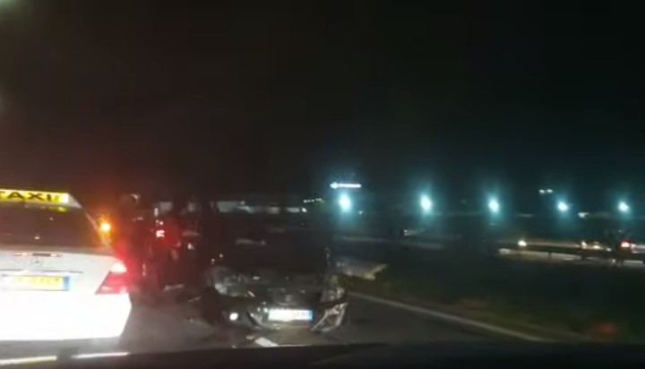 Aksident në autostradën Tiranë-Durrës, një grua në gjendje të rëndë Aksident në autostradën Tiranë-Durrës, një grua në gjendje të rëndë