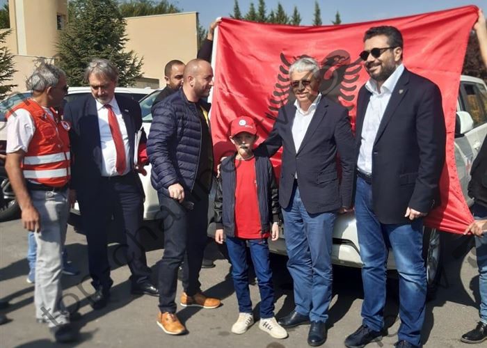I rrethuar nga ushtarë dhe agjentë sekretë, foto të reja nga operacioni ... I rrethuar nga ushtarë dhe agjentë sekretë, foto të reja nga operacioni ...