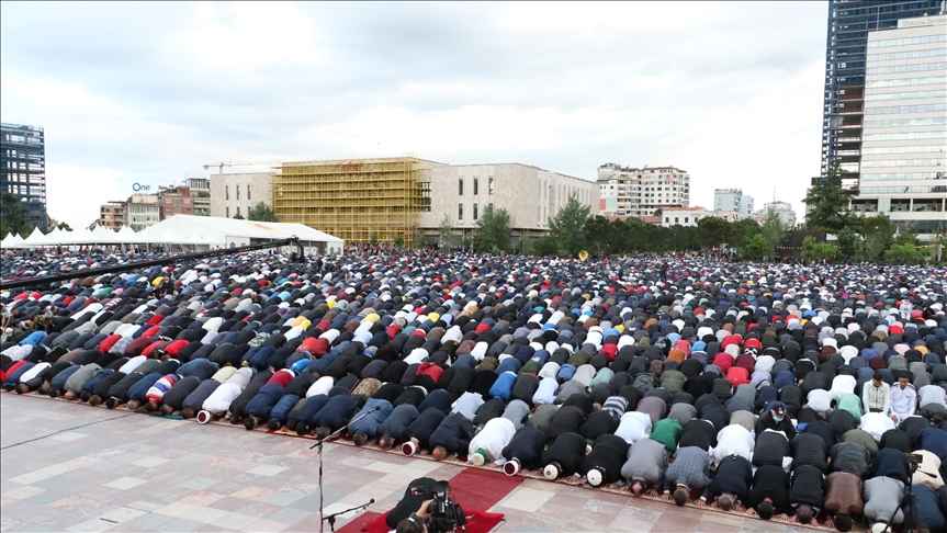Besimtarët muslimanë në rajon falin namazin e Fitër Bajramit Besimtarët muslimanë në rajon falin namazin e Fitër Bajramit
